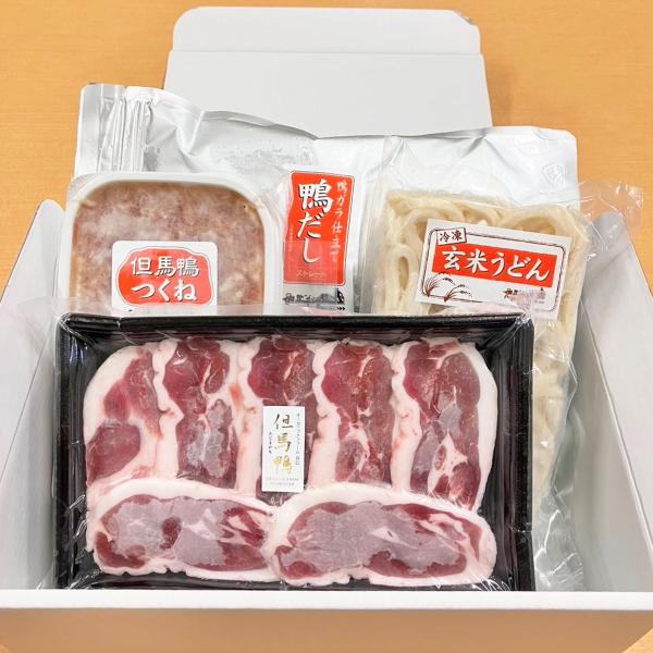 「但馬鴨 鴨鍋 2人前 詰め合わせ」は、兵庫県北部「但馬」地域で育った但馬鴨（たじまがも）と呼ばれる合鴨のもも肉、鴨つくね、鴨だし、締めの玄米うどんの4点セットです。食べ方レシピが付いておりますので、お好みの野菜や具材をご準備いただくだけで...