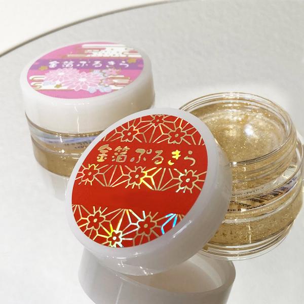 「金箔ぷるきら リップバーム」は、明治32年（1899年）創業の石川県金沢の老舗金箔メーカーが作った高輝度「TWINCLE PEARL(R)」と「金箔」のダブルゴールドを採用した、唇やまぶたのメイクにファビュラスな輝きを与えるこだわりのリッ...