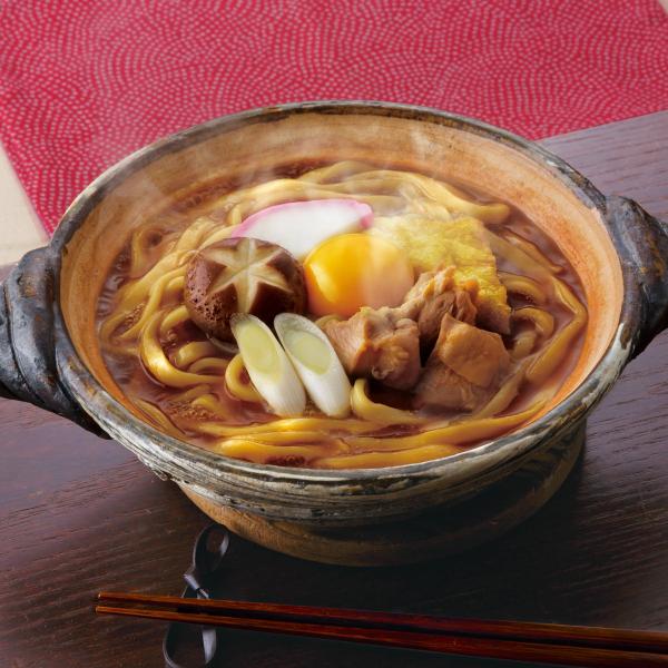 ソフトな弾力の良いめんを赤みそベースのあじみそで煮込む「レンジ対応 名古屋 ゆで 味噌煮込うどん」です。麺は電子レンジで温められるので、お手軽かつ簡単に調理できます。お召し上がりの際は、沸騰したお湯（300ml）に「あじみそ」を入れてかき混...