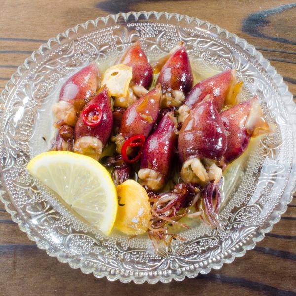 「能登牡蠣 富山湾ホタルイカ オイル漬」は、北陸牡蠣燻製オイル漬けと富山湾ホタルイカ燻製オイル漬けの詰め合わせです。旨味たっぷりな大粒の能登牡蠣、春採れの富山湾産ホタルイカを塩と香辛料だけのソミュール液で味付けし、燻製にすることで旨味を凝縮...