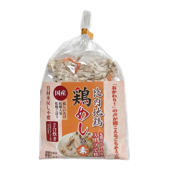 「国産 比内地鶏スープで炊く 鶏めしの素 2合用」は、スープと乾燥具材（ごぼう、しいたけ、にんじん）がセットになった炊き込みご飯の素です。乾燥具材の使用により、各食材の持つ風味や食感をお楽しみいただけます。お米に混ぜて炊くだけで、ごぼうのシ...