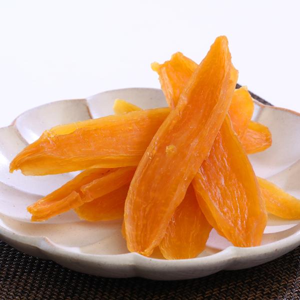 徳島県の吉田青果がお届けする「本当のほしいも 鳴門金時」です。徳島県のブランドさつまいも「鳴門金時（なるときんとき）」の干し芋は、紅はるかに比べて澱粉質が少なく、粘りも少ないですが、程よい甘さがあり、栗のようなホクホクとした食感が特徴です。...