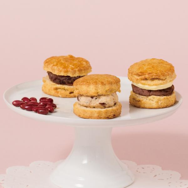 和歌山県のスナックQuattro（クワトロ）から誕生したスナック専門店”an and an（アン アンド アン）”がお届けする「あんバター サブレサンド ギフトBOX」です。全粒粉と天然塩を使用したスコーンに、3種のあんを挟みました。あんこ...