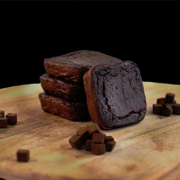 BLOCK BLOCK TOKYO（ブロックブロックトーキョー）の「バスクチーズケーキ ショコラ」です。生地の中にチョコレートを練りこみ、さらに生チョコを入れて高温で焼き上げました。チーズ、ショコラ、カラメルがマッチした、しっとり濃厚なショ...