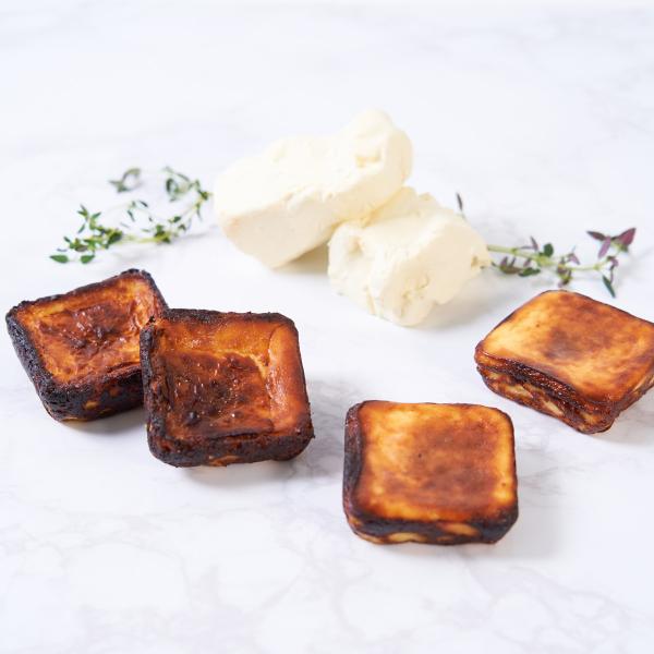 BLOCK BLOCK TOKYO（ブロックブロックトーキョー）の「バスクチーズケーキ ベーシック」です。高温で香ばしく焼いた表面がほろ苦く、カラメルの様な味わい、しっかり濃厚なチーズの滑らかでしっとりした舌触りと食感を楽しめます。食べ終わ...