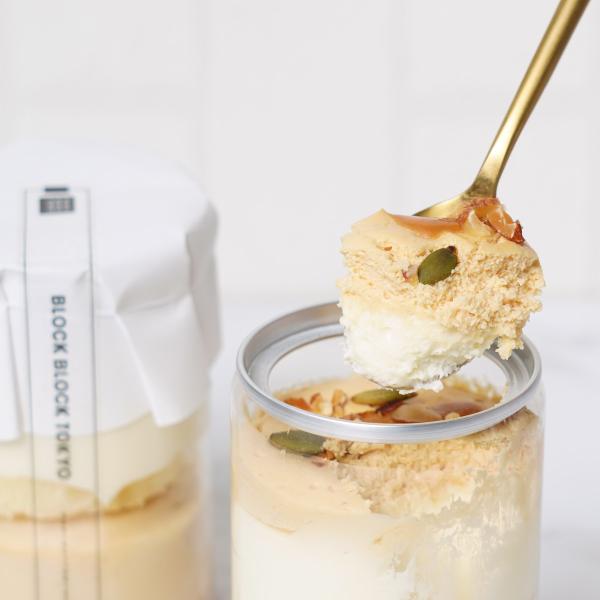 BLOCK BLOCK TOKYO（ブロックブロックトーキョー）の「バスクレアチーズケーキ缶 プレーン」です。夏場でもさっぱりお召し上がりいただける、素材を生かしたバスクレアチーズケーキ。昼下がりのティータイムのお供として、ディナーのドルチ...