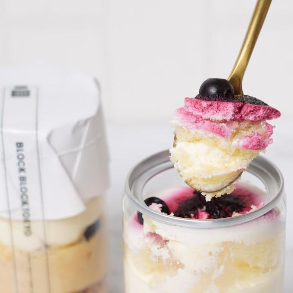 BLOCK BLOCK TOKYO（ブロックブロックトーキョー）の「バスクレアチーズケーキ缶 カシス」です。夏場でもさっぱりお召し上がりいただける、素材を生かしたカシス入りのバスクレアチーズケーキです。昼下がりのティータイムのお供として、デ...