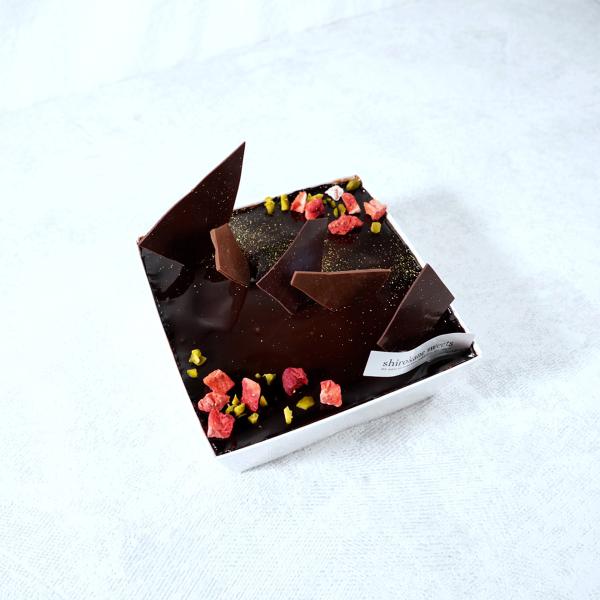 「スイーツボックス 白金ミロワール ショコラ」は、美味しい季節のフルーツと、原材料のこだわりがコンセプトのスイーツ専門店「shirokane sweets TOKYO／白金スイーツ（シロカネスイーツ）」が作る、鏡のように美しい光沢があるチョ...