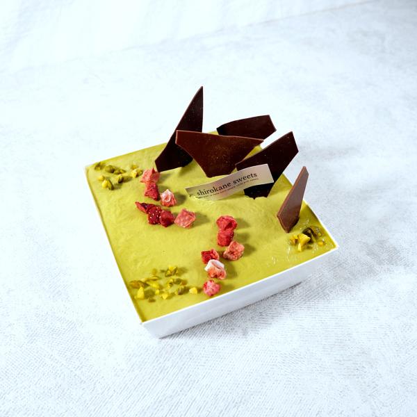 「スイーツボックス 白金ミロワール ピスターシュ」は、美味しい季節のフルーツと、原材料のこだわりがコンセプトのスイーツ専門店「shirokane sweets TOKYO／白金スイーツ（シロカネスイーツ）」が作る、鏡のように美しい光沢がある...