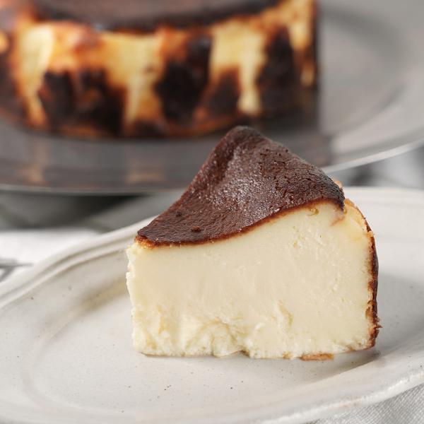 美味しい季節のフルーツと、原材料のこだわりがコンセプトのスイーツ専門店「shirokane sweets TOKYO／白金スイーツ（シロカネスイーツ）」が作る「白金バスクチーズケーキ」です。外側はベイクされたカラメル感溢れる仕上がり、中はし...