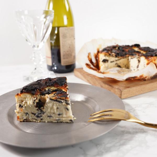 美味しい季節のフルーツと、原材料のこだわりがコンセプトのスイーツ専門店「shirokane sweets TOKYO／白金スイーツ（シロカネスイーツ）」が作る「白金プレミアムバスクチーズケーキ トリュフ」です。デンマーク産の最高級クリームチ...