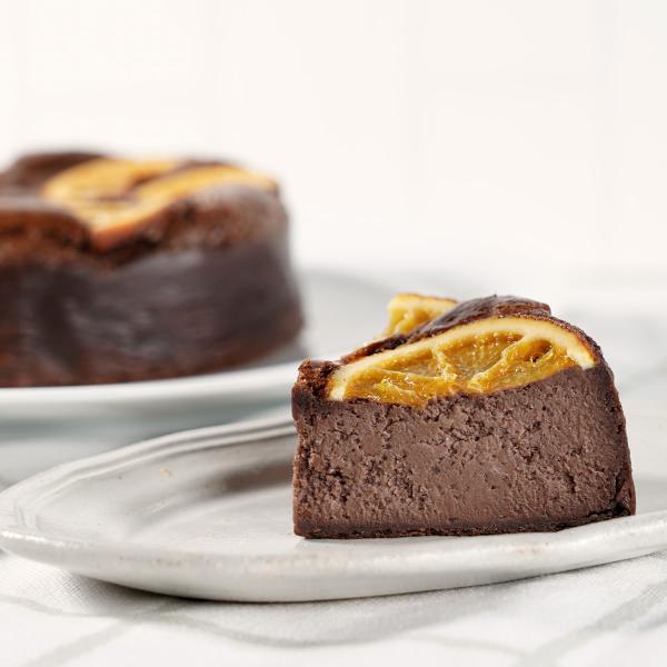 美味しい季節のフルーツと、原材料のこだわりがコンセプトのスイーツ専門店「shirokane sweets TOKYO／白金スイーツ（シロカネスイーツ）」が作る「白金ベイクドチーズケーキ ショコラオレンジ」です。品質の高いクリームチーズを使っ...