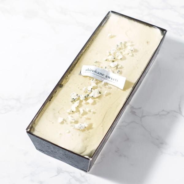 shirokane sweets TOKYO／白金スイーツ（シロカネスイーツ）の「白金プレミアム手作りアイスクリームケーキ ブルーチーズ」です。美味しい季節のフルーツと、原材料のこだわりがコンセプトのスイーツ専門店「shirokane sw...