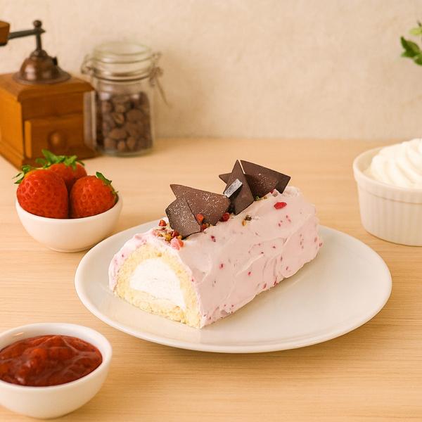 美味しい季節のフルーツと原材料のこだわりがコンセプトのスイーツ専門店”shirokane sweets TOKYO／白金スイーツ（シロカネスイーツ）”のパティシエが1つ1つ手作りした「白金クリームロール 苺」です。しっとりした舌触りの良い生...