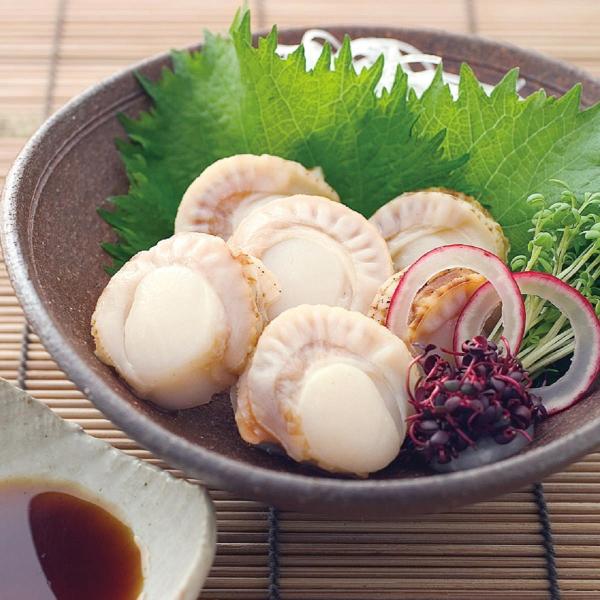 青森県の陸奥湾で水揚げされた帆立を使用した「陸奥湾産 帆立貝 水煮 姿造り 缶詰」です。新鮮な原料をまるごとパックしており、帆立貝の旨みがたっぷり詰まっています。貝柱だけでなく、「ひも」が付いた状態の帆立貝まるまるの姿です。おつまみとしてそ...