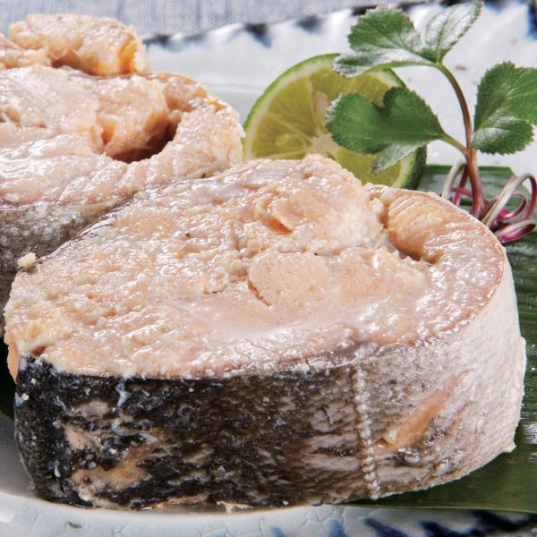 さまざまなお料理に活用できる「さけ 水煮 缶詰 からふとます」です。素材の旨味を引き出す「水煮」は原材料が鮭と塩のみ。シンプルな味付けだからこそ、素材自体の旨味を存分に楽しめます。そのままでも美味しくお召し上がりいただけるほか、お料理の素材...