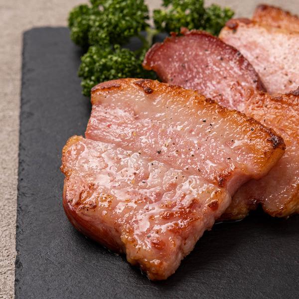 「沖縄ハム 国産 豚ネック くんちゃま ベーコン」は、希少部位「くんちゃま」を使用したベーコンです。沖縄では「くんちゃま（豚の首付近）」を使用したベーコンがポピュラー。脂身に甘みがあり、あっさりしているのが特徴です。ベーコンにすることで甘み...