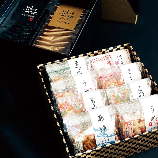 岐阜県美濃加茂市の初穂製菓（はつほせいか）がお届けする「万福 小さな小さな姿あられ そら豆菓子 食べ比べセット」です。上品なお重タイプの箱にお入れします。一の重はお豆の珍味、二の重はいろどりあられ（各1袋あたり小袋3個入）です。福を重ねる贈...