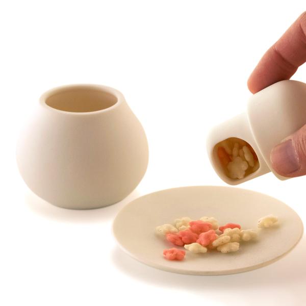 岐阜県美濃加茂市の初穂製菓（はつほせいか）がお届けする「大笑 小さな小さな姿あられ 陶磁器容器つき」です。姿あられ都（みやこ）4種と、あられの保存容器としてお使いいただける可愛らしい陶磁器容器（約7cm×高さ9cm)をセットにしました。あら...