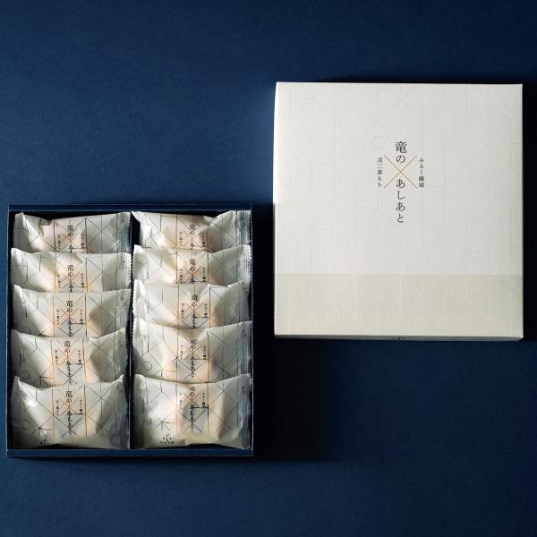 「ホホホ屋 by森八大名閣 羽二重餅×みるく饅頭 竜のあしあと」は、福井銘菓の羽二重餅を、しっとりとしたみるく餡で包み込んで焼き上げたミルク饅頭です。しっとり濃厚なミルク餡と、もちもちの羽二重餅との調和が愉しい逸品です。おやつやお茶請けなど...