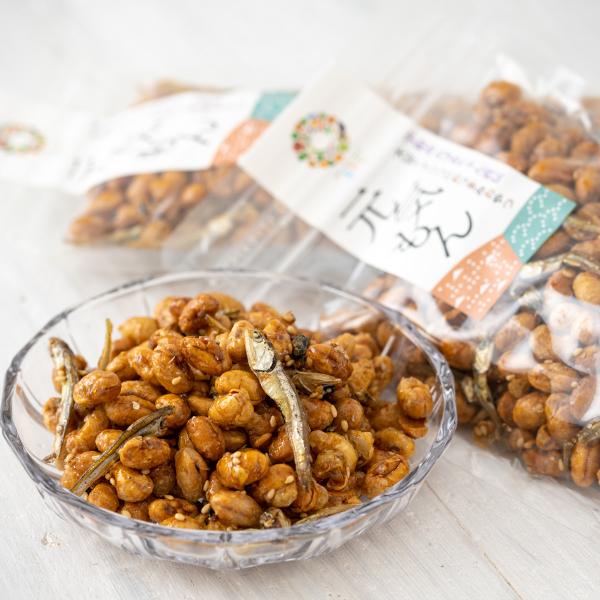 「宇和島 津島あぐり工房 大豆といりこのおつまみ 元気もん」は、愛媛県産の大豆といりこをカラッと揚げ、砂糖と醤油を絡めたカルシウム豊富なおつまみおやつです。大豆を使用しているのに固くなく、食べやすいので、おやつ、おつまみ、お酒のお供などにぴ...