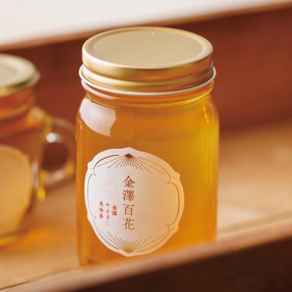 石川県金沢市の金澤やまぎし養蜂場がお届けする希少な金澤はちみつ「金澤百花」です。花の期間が長く、種類も豊富な金沢の夏は、さまざまな花の蜜が集まります。多彩な風味と香りが織りなす個性的な味わい、力強く濃厚でほろ苦さを含んだ甘みが特徴の夏から晩...