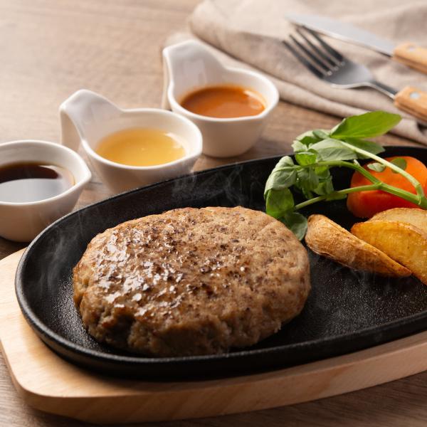 「ミスタージョージ 冷凍ハンバーグ 5食セット 7種ソース付き」は、昭和56年創業の福岡県のハンバーグ専門店が作る「お箸で食べられるやわらかハンバーグ」です。年代や性別に関係なく、幅広いお客様にハンバーグを楽しんでいただきたいとの思いから、...