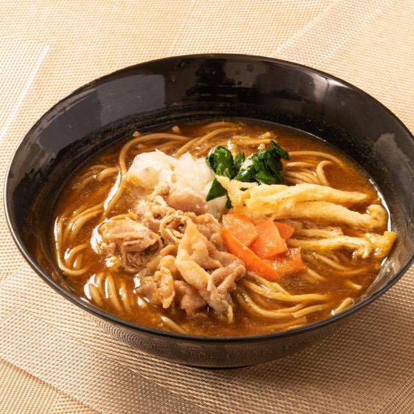 だしとカレーがマッチして、おそばとの相性も良い「めん工房 辻麺 カレー南蛮そば」です。スパイシーですが、辛いものが苦手な方にも食べやすい辛さです。めん、濃縮スープ、具材（味付豚肉、玉ねぎ、ねぎ、油揚げ、人参）、カレーフレークが一式そろった便...