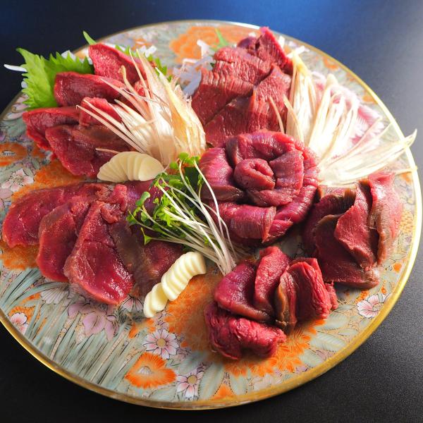 「旬熟成 熟成馬肉 ヒレ 馬刺し 生食用」は、明治大学と共同開発した「エイジングシート」と呼ばれる発酵技術により作られた熟成肉です。解凍後、周りをサッと炙ってタタキに仕上げると、香りも良く、さらに旨味を感じることができます。フレッシュミート...