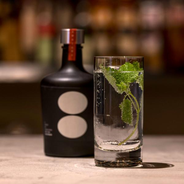 「アレンビック ドライジン HACHIBAN GIN ギフト」は、霊峰白山から流れ出る湧水を使用して、石川県金沢でつくられるドライジンです。ジュニパーベリーの香りをじっくり引き出すために、たっぷり使用しています。グレープフルーツのようなフレ...