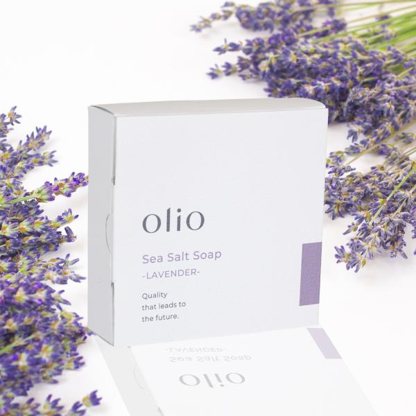 「olio 塩石けん ラベンダー 泡立てネット付」は、植物性の石けん素地と瀬戸内海の海塩を使用した、自然由来成分100％の無添加石けんです。防腐剤・合成香料・界面活性剤などの添加物は不使用。肌への刺激が少なく、敏感肌の方や生まれたばかりの赤...