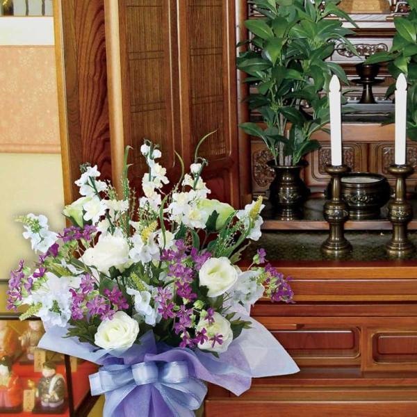 「きつつき 造花 光触媒加工 仏花 お供えアレンジ」は、仏前やお悔やみのお供え物に適したアーティフィシャルフラワーのアレンジメントです。水換え不要ですので、お手入れの手間がかかりません。光触媒加工を施していますので、カビやホコリがつきにくく...