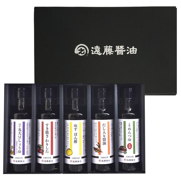 大正6年（1917年）に創業した滋賀県の醤油屋がお届けする「遠藤醤油 杉桶百年蔵シリーズ しょうゆ 調味料 ギフトセット」です。”杉桶百年蔵シリーズ”は、創業より受け継がれている技法でコウジを作り、蔵付き酵母の力を借りて杉の大桶で自然のまま...
