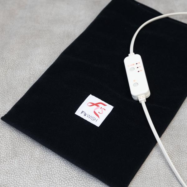 「エフズウィッシュ テラホット温熱器 ギフト」は、体の冷え対策に役立つ家庭用温熱器です。お腹、腰、首、肩、脚など、温めたい部分に当てると、ゆっくり、じんわり温まります。消費電力20Wの省エネ設計です。付属のコントローラーを使って電源のオン・...