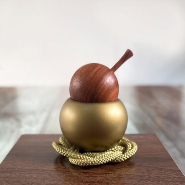 富山県高岡市の小泉屋がお届けする「Pear」です。Pear（ペア）は洋梨モチーフのコンパクトな卓上ベルです。コロンッとした小ぶりの洋梨の上部を手に取り、外側から軽く鳴らせば、優しい音色が響きます。モダンなデザインですので、インテリアアイテム...