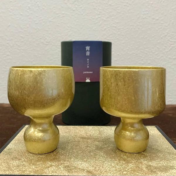 富山県高岡市の小泉屋がお届けする「宵音」です。宵音（ヨイノネ）は、約50mlのお酒が入るサイズの酒器です。持った際にずっしりと感じる重さに設計されています。「まる」または「しかく」のどちらかのタイプをお選びいただけます。まるは「ソ」、しかく...