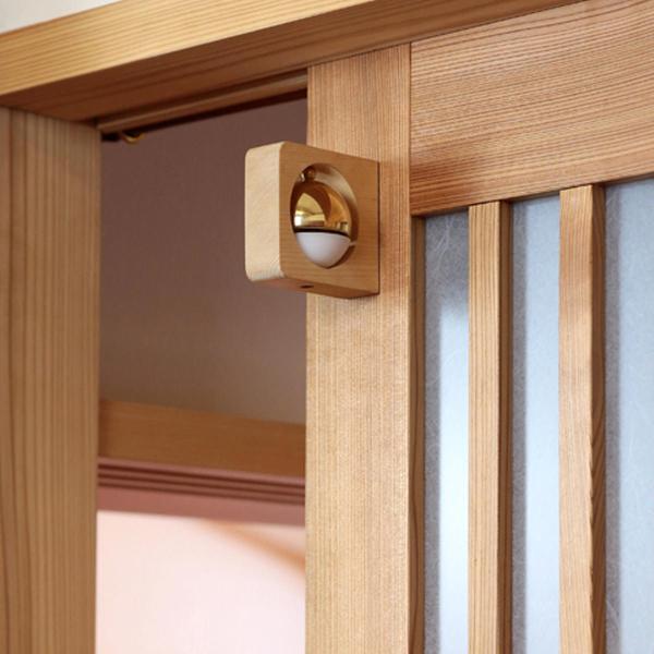 富山県高岡市の小泉屋がお届けする「もりのね」です。もりのねは、ぬくもりのある木と金属を組み合わせたシンプルなデザインのドアベルです。開き戸でもスライドドアでもしっかりと音を響かせます。ドアベル本体の背面に磁石を取り付けてありますので、スチー...