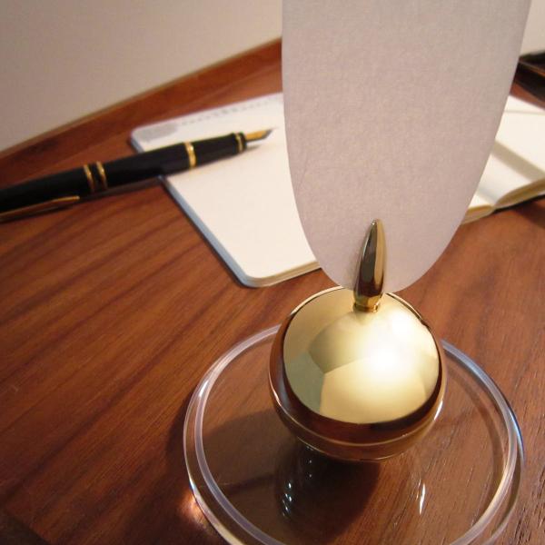 富山県高岡市の小泉屋がお届けする「YURARIN」です。YURARIN（ゆらりん）は、吊り下げる場所を必要としない、卓上に置いて使用できる新しいタイプの風鈴です。風を受けゆらゆらと揺れながら「ちりーん」と涼やかな音を奏でます。シンプルなデザ...