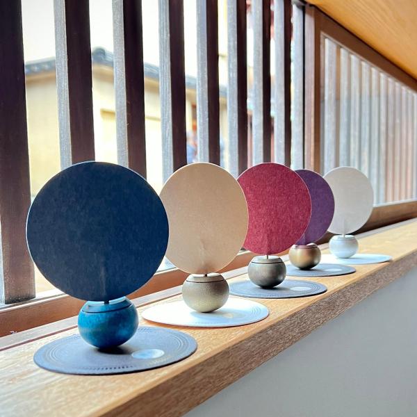 富山県高岡市の小泉屋がお届けする「こゆら」です。ゆらゆらと揺れながら音を奏でる真鍮製の卓上ベルです。妖精や小人をイメージした、曲線的なデザインのベルです。ころんとゆらめく愛らしい存在として、暮らしの中に安らぎ、彩り、潤いを与えてくれます。窓...