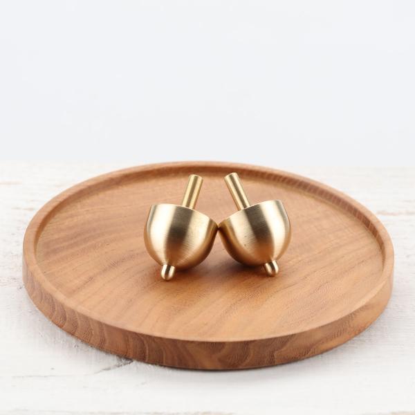 富山県高岡市の小泉屋がお届けする「ちりりん独楽 プレミアム」です。木と真鍮のぬくもりを感じる小さな独楽です。ケンカゴマとして、コマ同士がぶつかり合うときの、鈴のような「ちりんちりん」と軽やかで心地よい音色を楽しむほか、知育玩具としてもご利用...