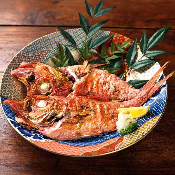 青森県産の大きな金目鯛を急速冷凍、真空パックにした「uoya 兼多水産 青森県産 特大 金目鯛 開き 干物」です。兼多水産（かねたすいさん）は独自の急速冷凍技術により、解凍後も身質がふっくらと柔らかく、鮮度と風味を保持した金目鯛を提供してい...