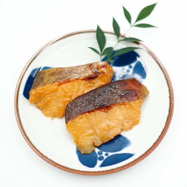 宮城県塩竈市（しおがまし）のヤママサがお届けする「uoya ヤママサ 宮城地酒の純米粕仕込み 銀だら 真だら ハーフサイズ」です。本格和食をレンジで手軽に楽しめる、便利な食べきりサイズの魚漬を詰め合わせました。米処・宮城のおいしい純米酒の酒...