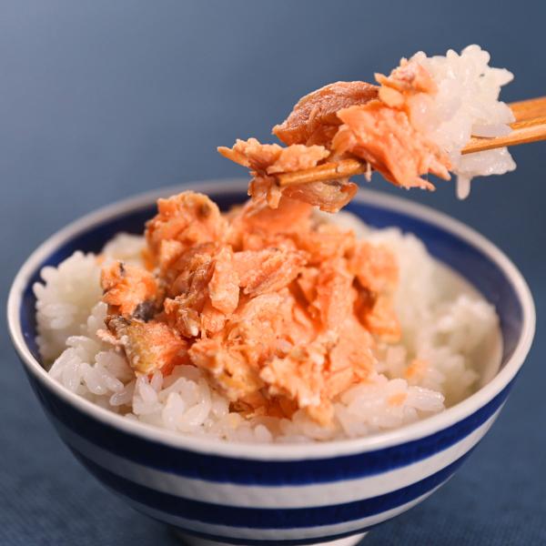 宮城県産の銀鮭をスチームで丁寧に蒸しあげ、手作業で粗めにほぐした「uoya センシン食品 宮城県産 銀鮭 しっとり 鮭ほぐし」です。ジューシーな銀鮭を蒸すことで、ふっくらとした”しっとり食感”を実現しました。味付けは塩と砂糖のみ。保存料やう...