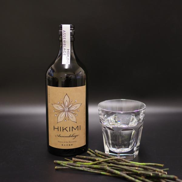 「HIKIMI クロモジ焼酎 Assemblage ギフト」は、スキッと華やかなボタニカルフレーバーの新感覚焼酎です。ジンほど香りが強くないため、食中酒にぴったり。2019年に発売した華やかで爽やかな香りの”HIKIMI 烏樟森香（うしょう...