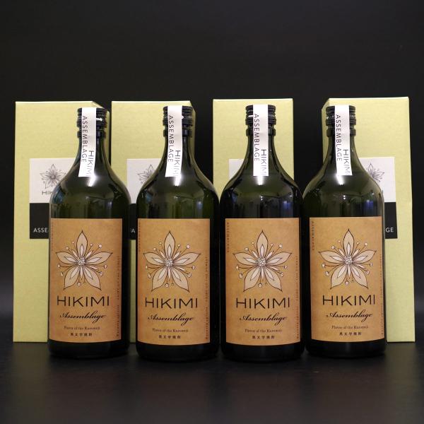 「HIKIMI クロモジ焼酎 Assemblage ギフト」は、スキッと華やかなボタニカルフレーバーの新感覚焼酎です。ジンほど香りが強くないため、食中酒にぴったり。2019年に発売した華やかで爽やかな香りの”HIKIMI 烏樟森香（うしょう...