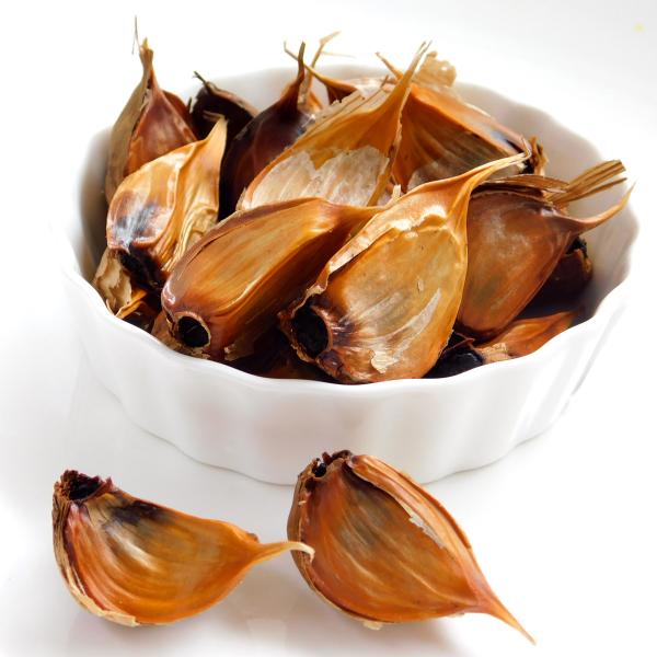 九州・四国産の嘉定種（かていしゅ）にんにくを使用した「黒にんにくのMOMIKI 黒にんにく バラ くろまる」です。生にんにく特有の強い刺激やにおいを抑え、まるでドライフルーツのようなやさしい甘みとコクを実現。無添加で毎日続けやすい味わいに仕...