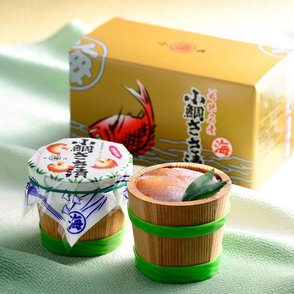 福井県小浜市の”若狭小浜丸海”がお届けする「小鯛ささ漬 中樽 ギフト」です。新鮮な小鯛（レンコダイ）を、体温で鮮度が落ちぬよう、1尾あたり数十秒もかからぬ早業で3枚におろし、塩を振ることで余計な水分を出し、しばらく置くことで艶と照りを出しま...