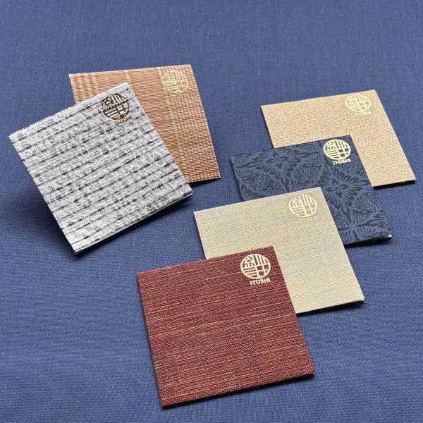 表紙に高級感のある色鮮やかな織物ふすま紙を使用した「京都 ふすまクラフト いとし あぶらとり紙」です。竹炭配合のあぶらとり紙がやさしく皮脂を吸着してくれます。ご使用の際は、あぶらとり紙を1枚ずつ取り出し、お肌の皮脂をやさしく拭き取ってくださ...