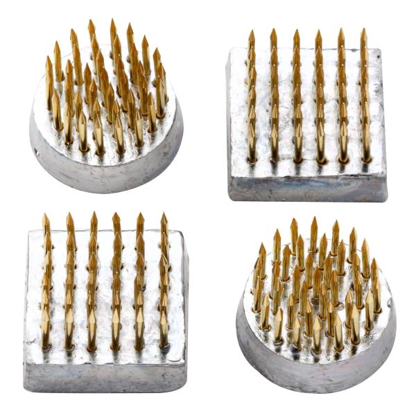 【商品概要】<b>サイズ:</b> 丸/直径23mm、角/24×24mm<b>材質:</b> 真鍮【商品説明】このハナカツ ミニ剣山 一輪挿し4点セットは、真鍮で作られた伝統的な花瓶です。丸型...