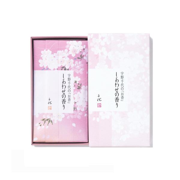 【商品概要】宇野千代のメッセージを託した「しあわせの香り」です。甘酸っぱいフレッシュ感と上品な華やかさを持ち合わせたさくらのイメージの香りです。【商品説明】【商品詳細】ブランド：日本香堂(Nippon Kodo)商品種別：ホーム＆キッチン商...